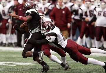What is a Defensive Tackle in Football? (DT Position Guide)