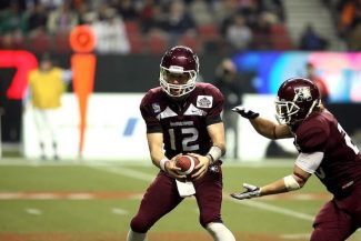 How to Execute a Handoff Correctly in Football (4 Tips)