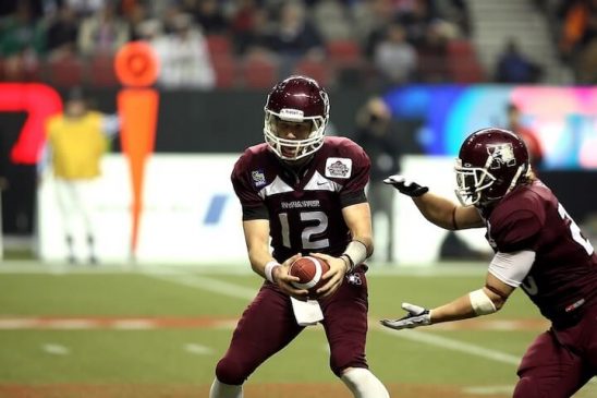 How to Execute a Handoff Correctly in Football (4 Tips)